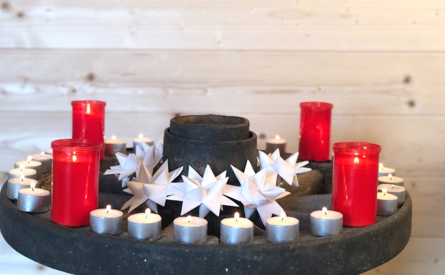 Der erste Adventskranz: Ein Wagenrad mit vielen Kerzen - küchenkränzchen