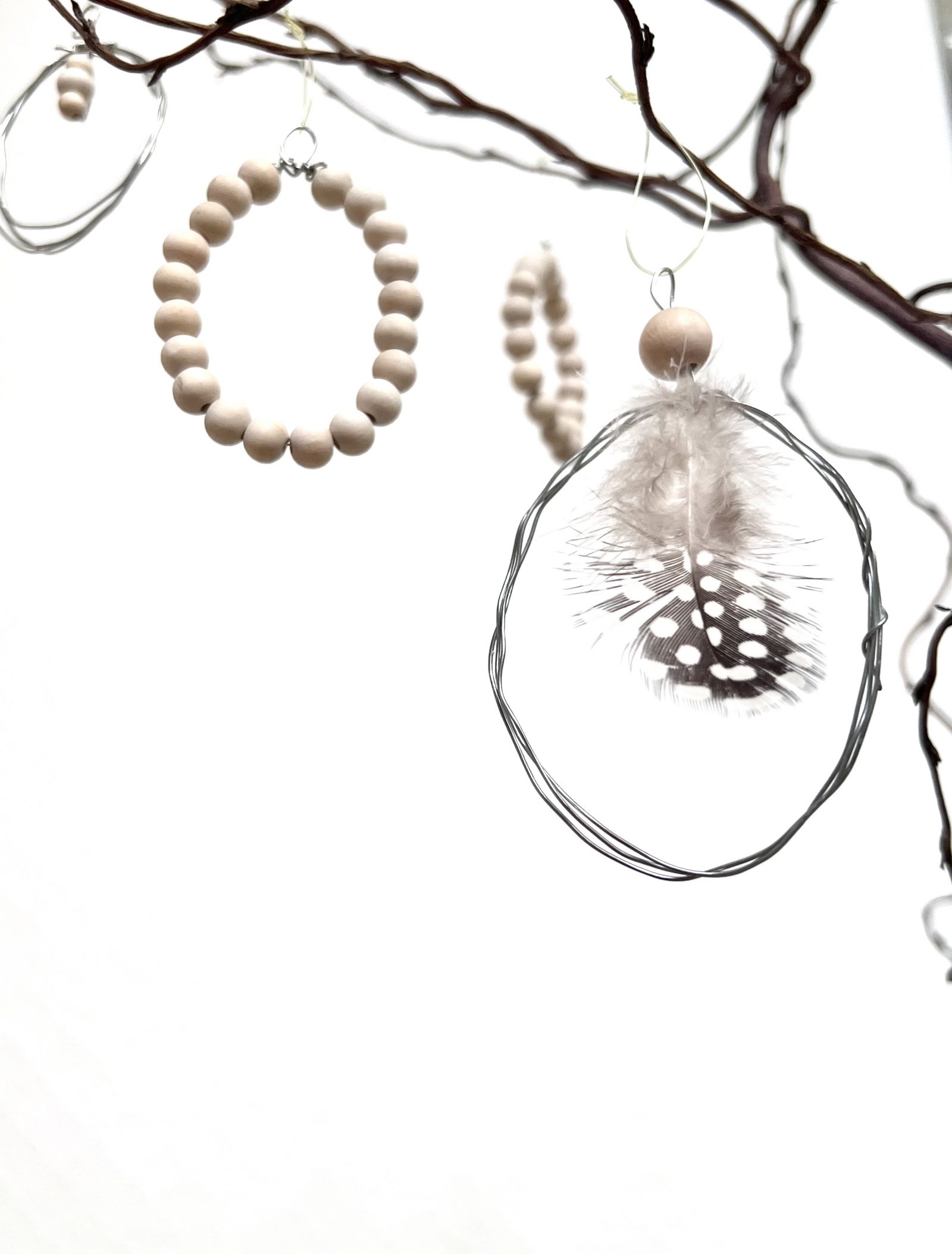 Ostereier mit Perlen und Federn - küchenkränzchen